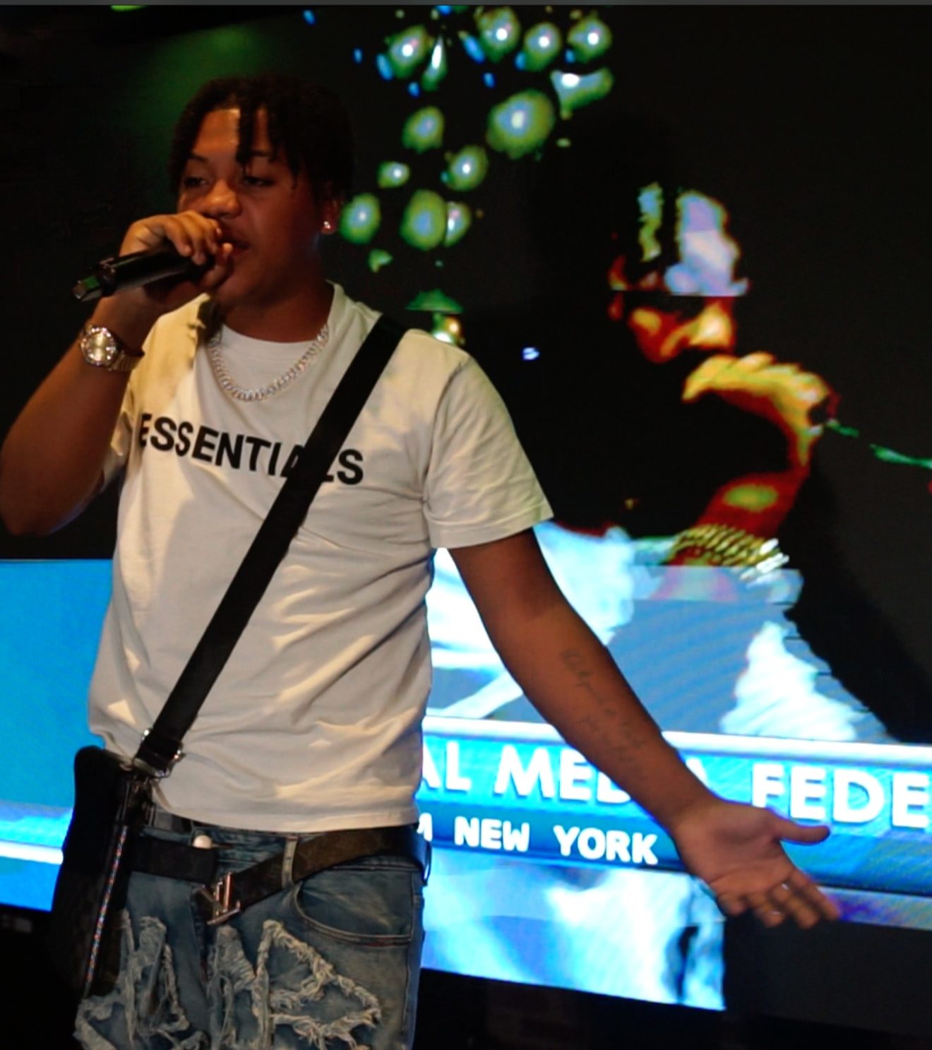 El artista catracho Deivid King abre el show de Raúl Acosta y su banda Oro Sólido en Nueva York ...