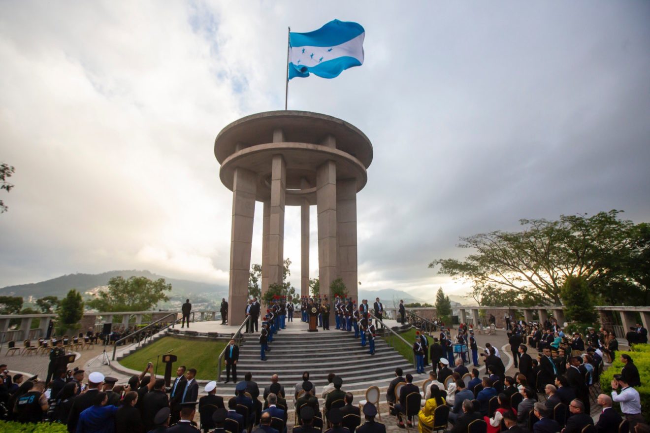 ¿Conoces el protocolo para izar la Bandera Nacional de Honduras? | Acá ...