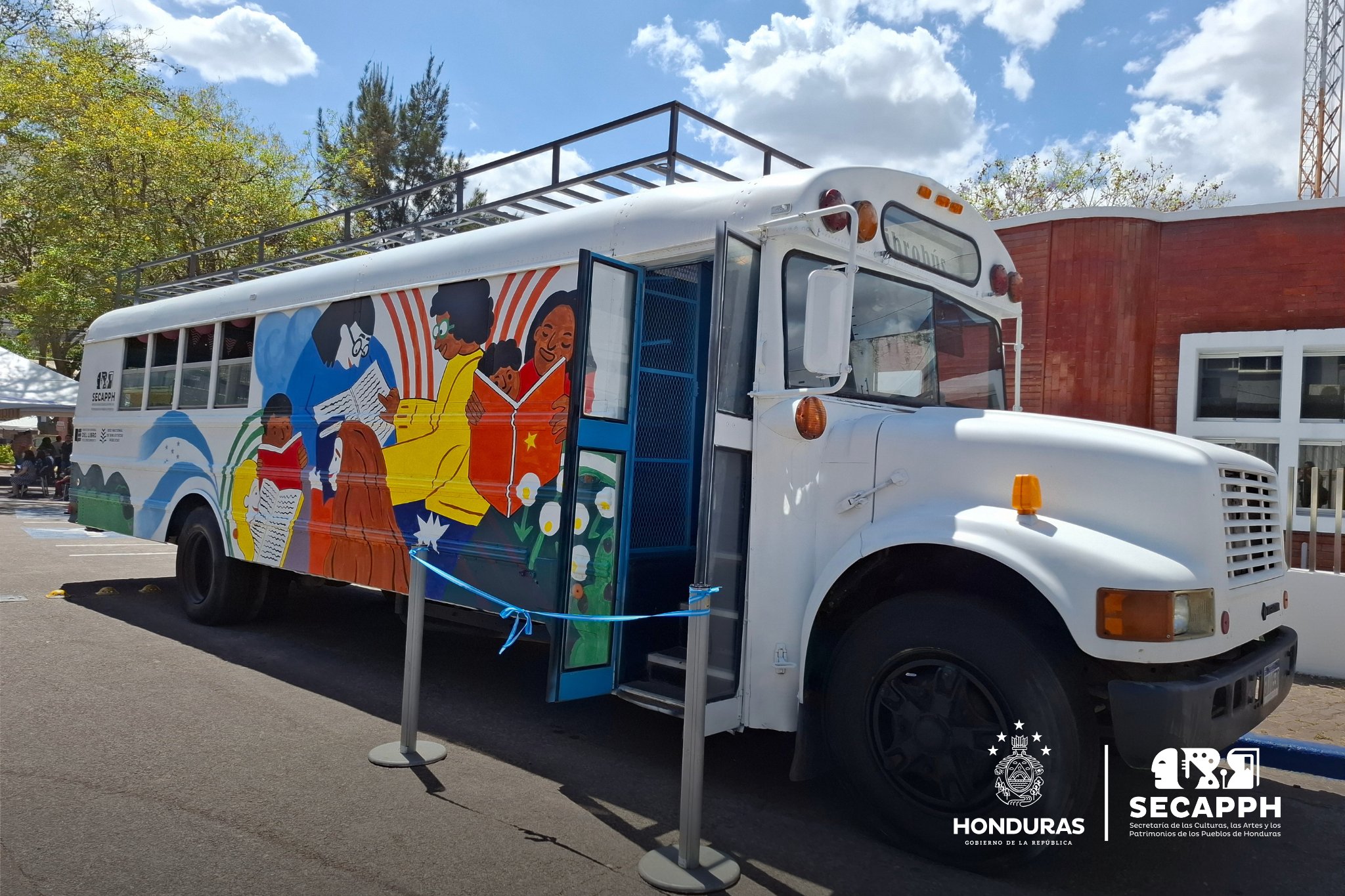 El Librobús lleva la magia de la lectura a todo el país - RadioHouse