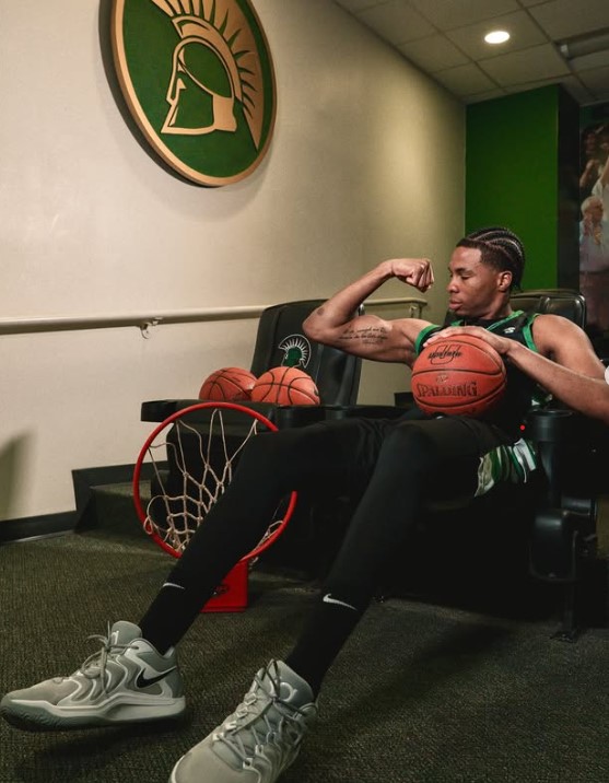 Jafeth Martínez hace historia: debuta y anota en la NCAA - RadioHouse