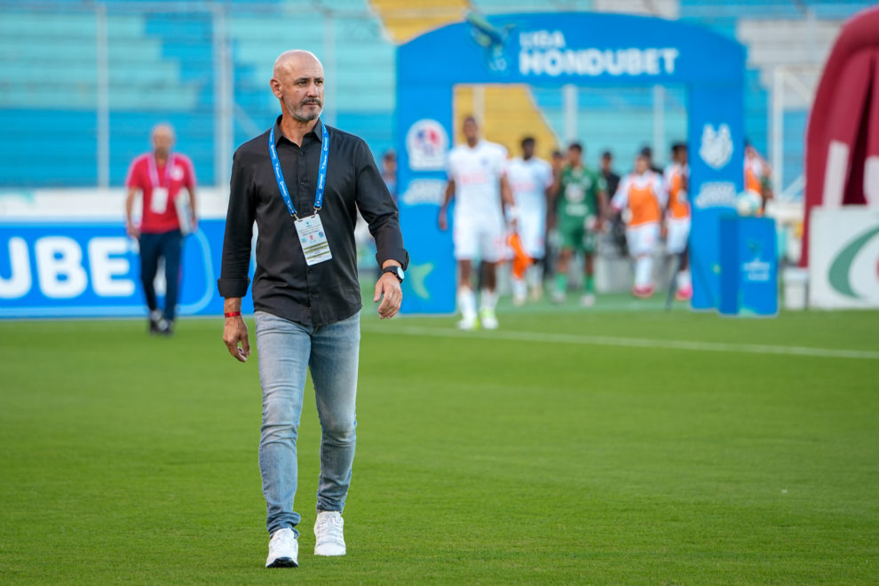 Adiós al timón: Espinel renuncia tras dura goleada del Olimpia - RadioHouse